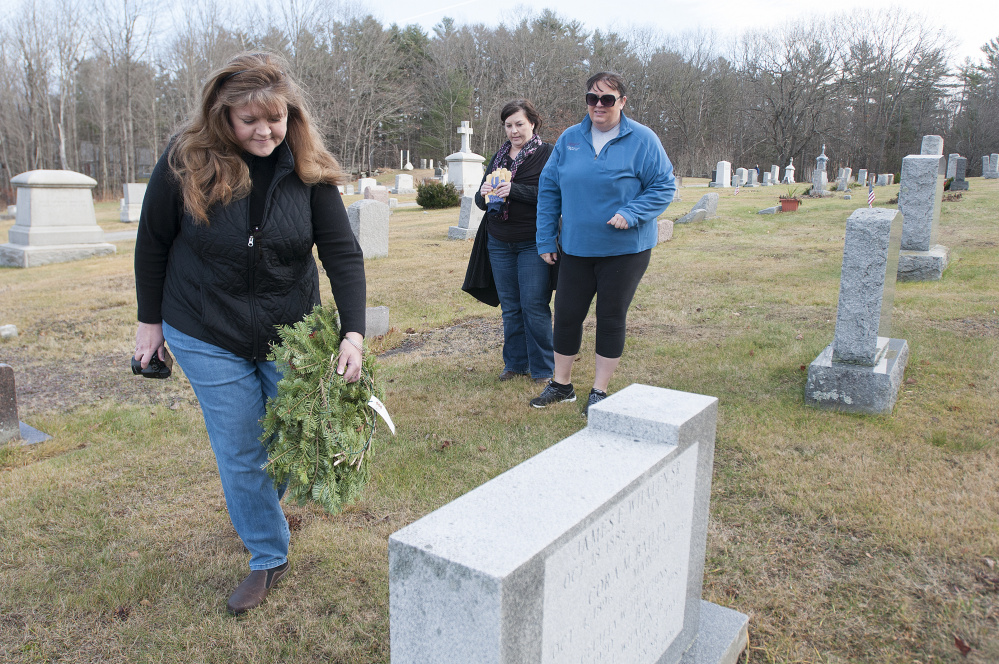 Gardiner volunteers place wreaths on veterans’ graves