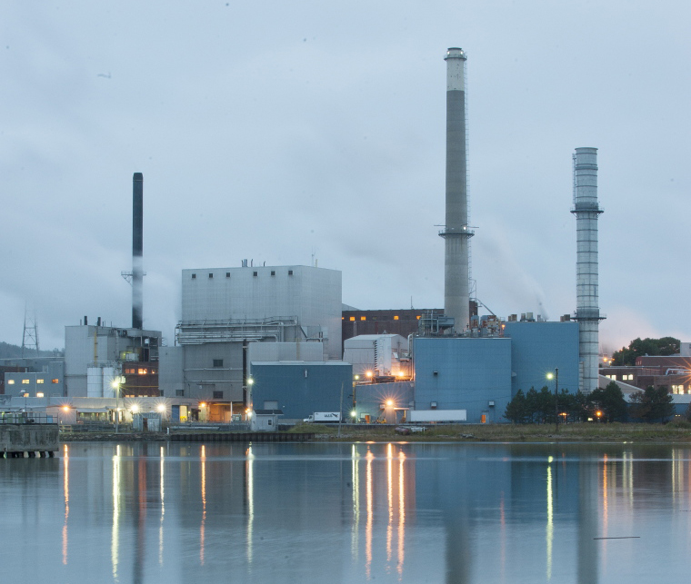 Verso paper machine employees evacuate Jay mill after chemical released