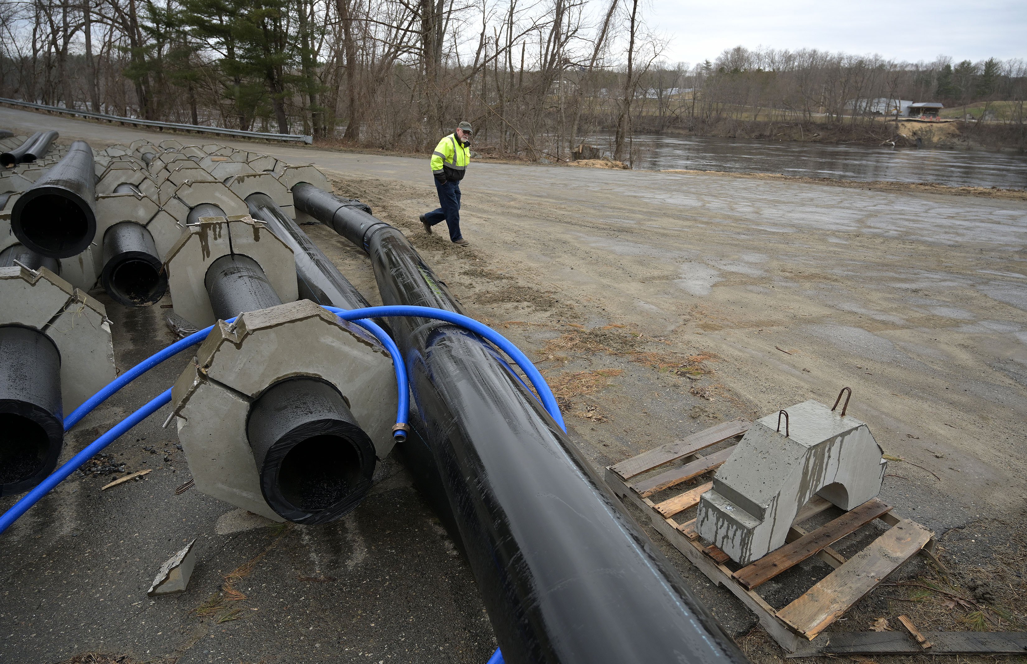 Ruptured pipe sends 150,000 gallons of sewage into river